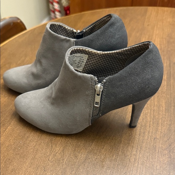 dexflex comfort | Shoes | Dexflex Comfort Twotone Gray Heeled Boots ...